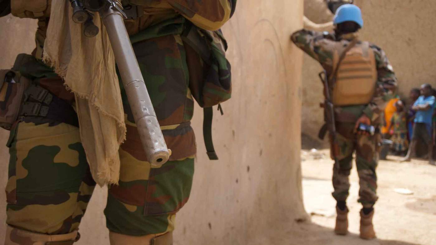 The war in the desert - BBC News