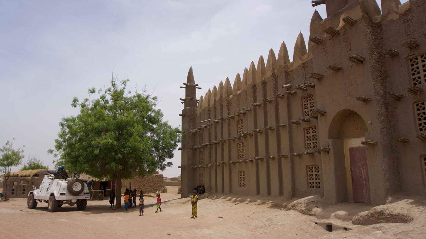 The war in the desert - BBC News