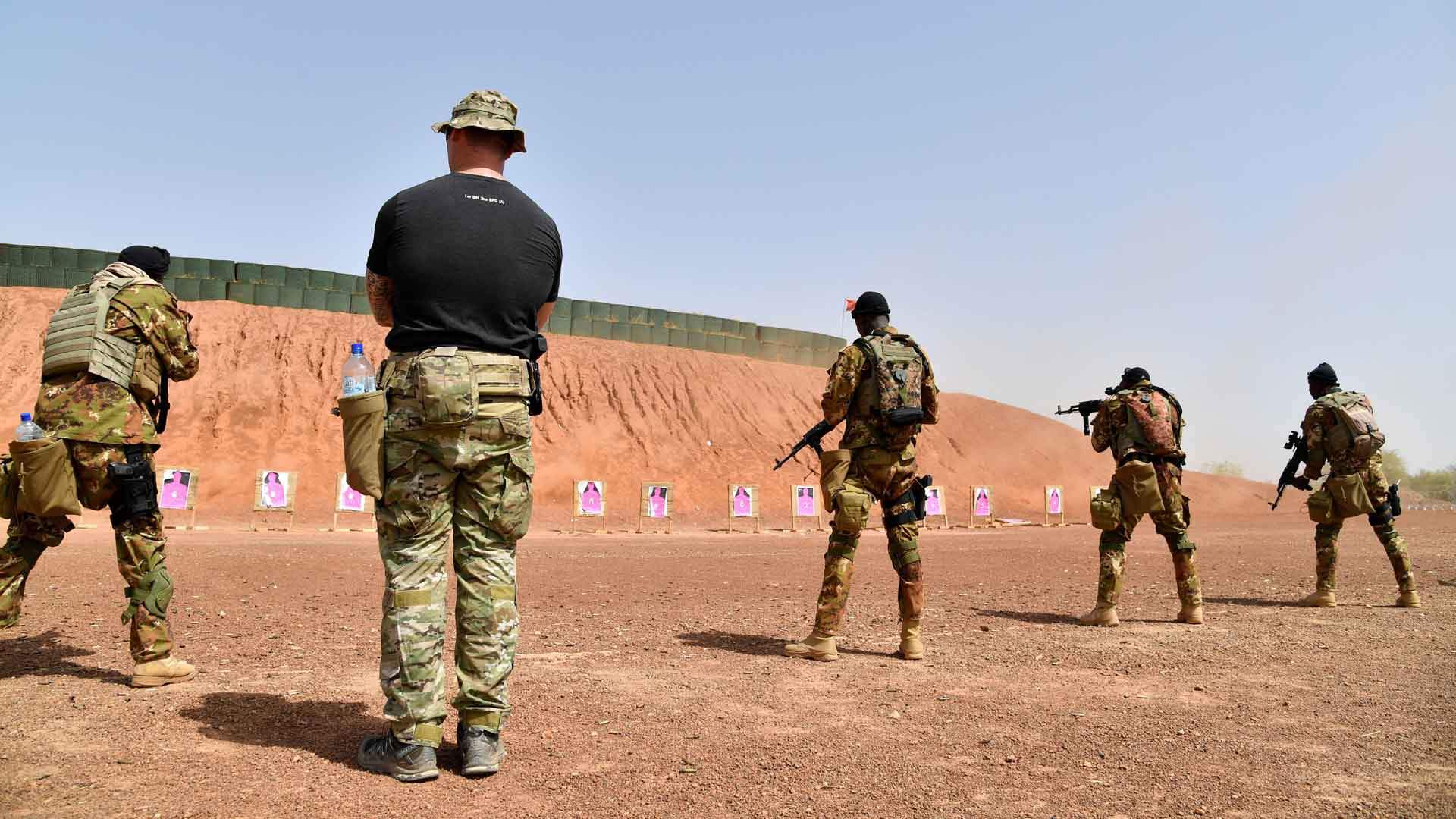 The war in the desert - BBC News