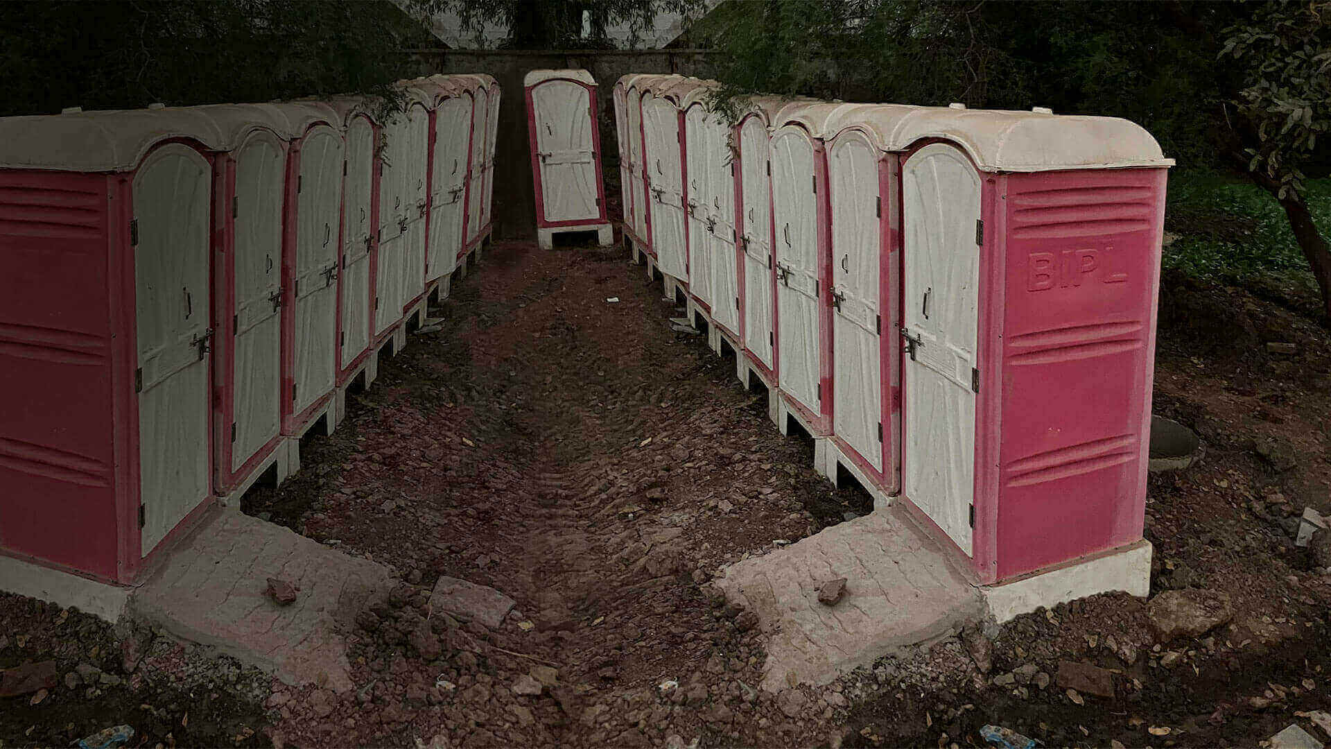 एक पूल तयार करण्यासाठी साधारणतः एक महिना लागतो. जशी भाविकांची संख्या ...